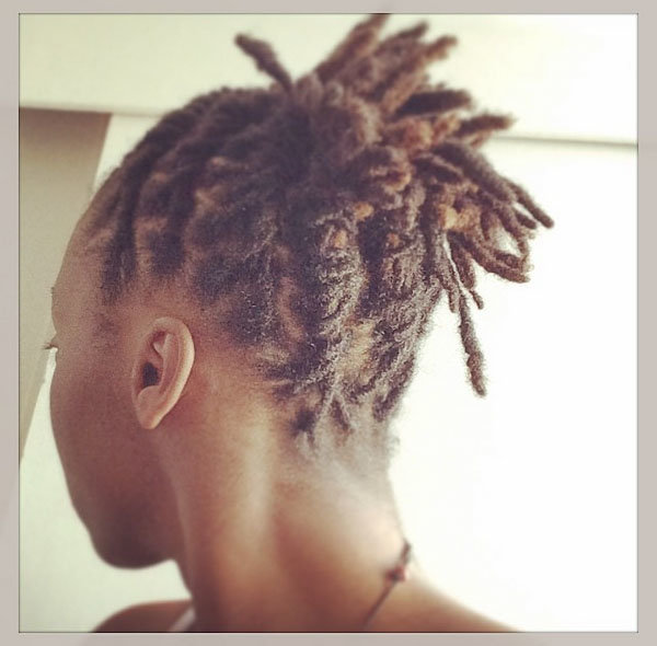 👩🏾 Vanilles plates et dreadlocks (flora) - Coiffure Afro